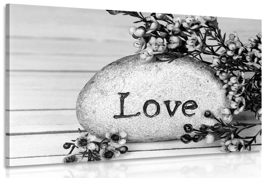 Obraz s nápisem na kameni Love v černobílém provedení