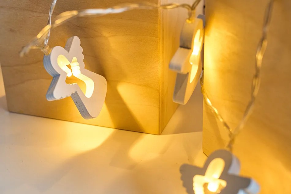 LED světýlka na baterie, dřevění andílci, 2 m, teple bílá, 10 diod, čirý kabel, IP20 interiér, 2 × AA