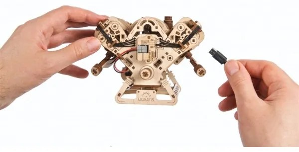 Ugears - 3D dřevěné mechanické puzzle Motor V8