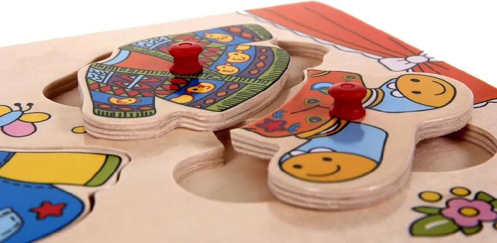 WOODY DŘEVO Oblékání na desce puzzle Sebastian dřevěná vkládačka 90320