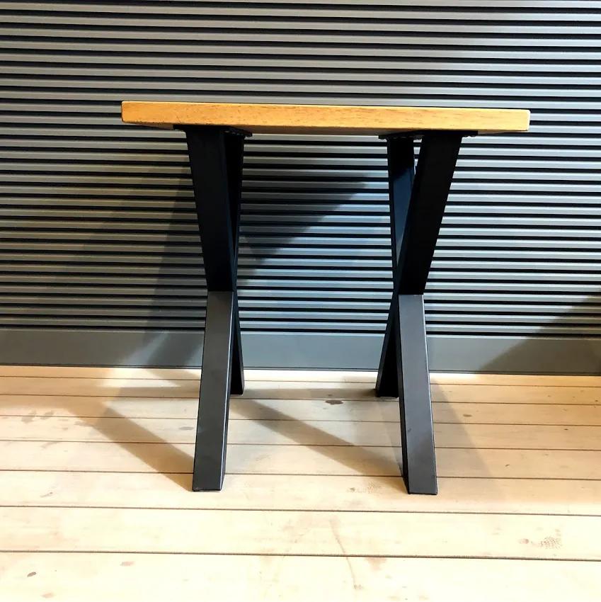 KULHÁNEK Čtvercový stolek s kovovými nohami „X“ Odstín nátěru: lazura - dub, Velikost desky: 80x80 cm, Odstín podnože: černá - RAL 9005