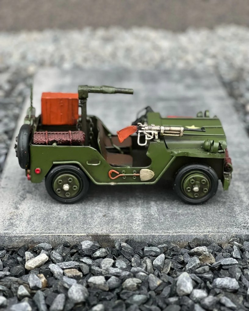 Plechový model - Armádní Jeep se zbraní