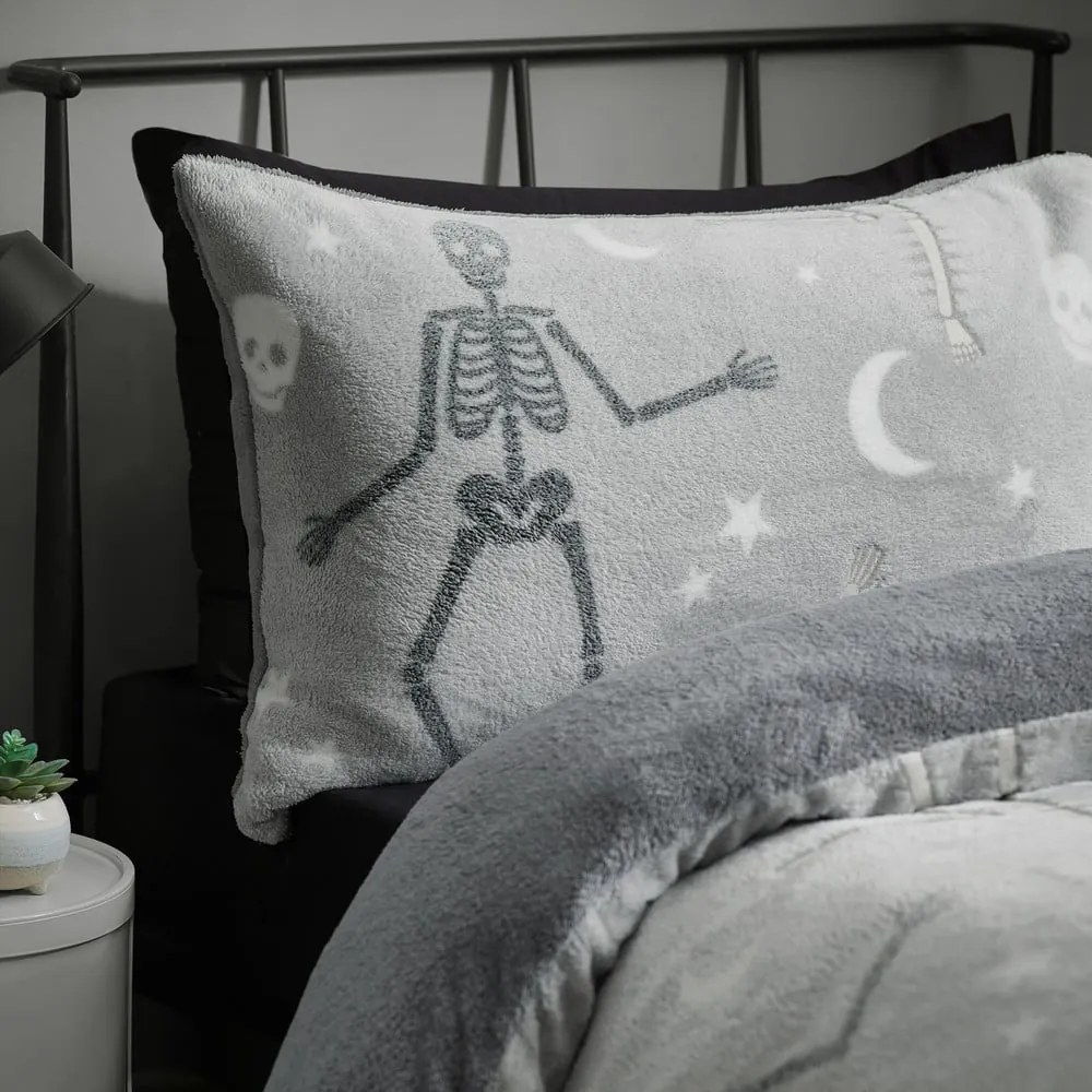 Šedé dětské povlečení se svítícím efektem na jednolůžko z mikroplyše 135x200 cm Halloween Skeleton – Catherine Lansfield
