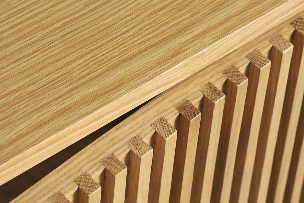 Designová skříňka Calloway 140 cm přírodní dub