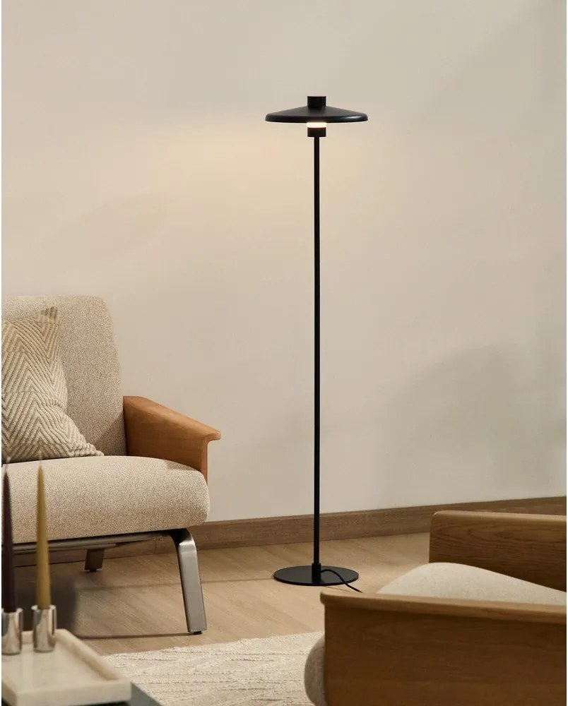 Černá stojací lampa s kovovým stínidlem (výška 130 cm) Nuvira – Kave Home