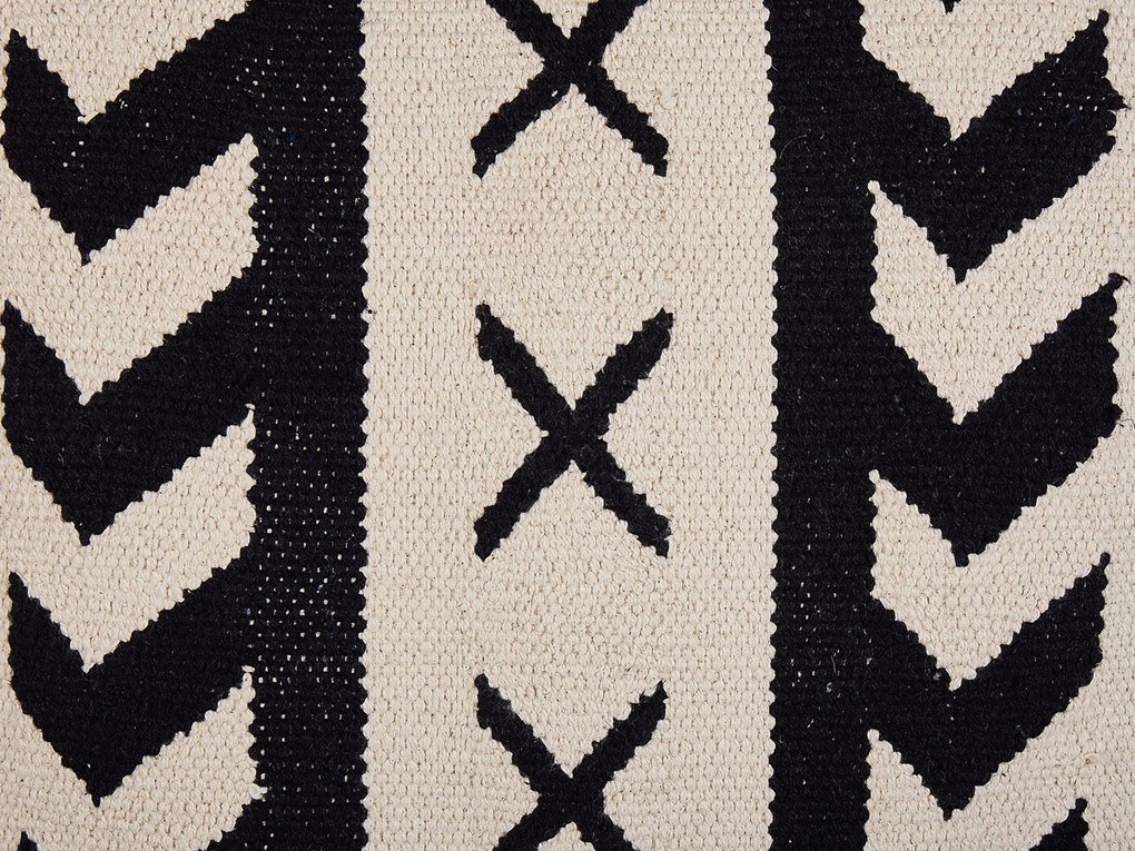 Bavlněný polštář s geometrickým vzorem a střapci 45 x 45 cm béžovo černý DEADNETTLE Beliani