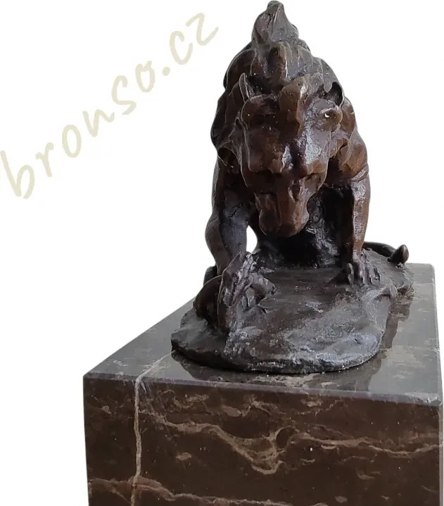 Lev a had - bronzová soška lva v boji s hadem