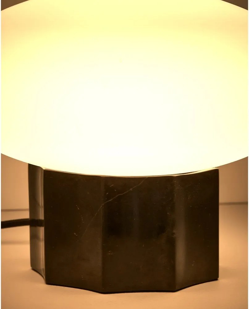 Bílá/černá kovová stolní lampa se skleněným stínidlem (výška 20 cm) Idela – Kave Home