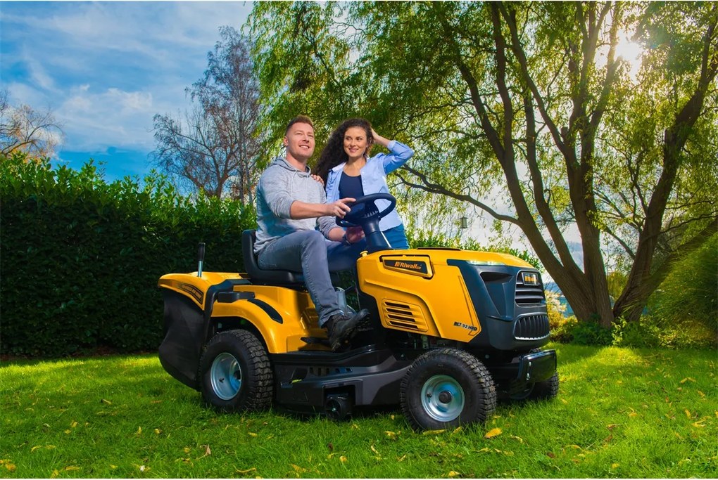 Riwall PRO RLT 92 HRD travní traktor 92 cm se zadním výhozem a hydrostatickou převodovkou