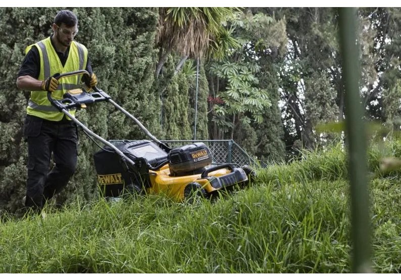 DCMW564P2 aku sekačka na trávu bez pojezdu 2x5,0Ah 18V DeWALT