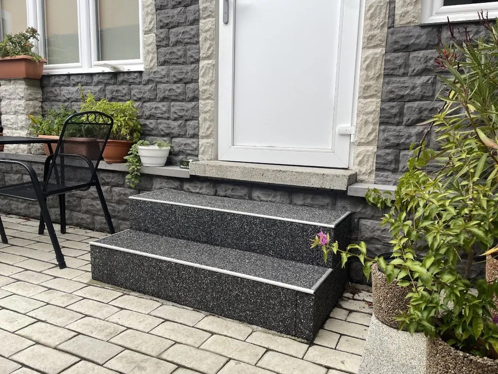 Báča Beton Kamenný koberec na podlahu Grigio Carnico Frakce: Střední (1 – 4 mm), vydatnost setu 1,8 m², Doporučené použití v: exteriéru - dvousložkový polyuretan