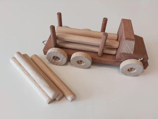 Dřevěné autíčko s kládami