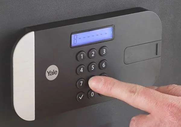 YALE Nábytkový sejf Yale Maximum Security Laptop YLEM/200/EG1