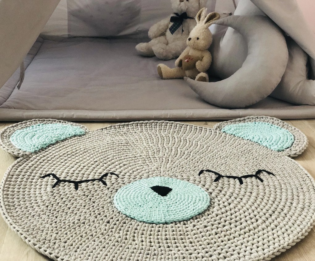 Designový háčkovaný kobereček méďa