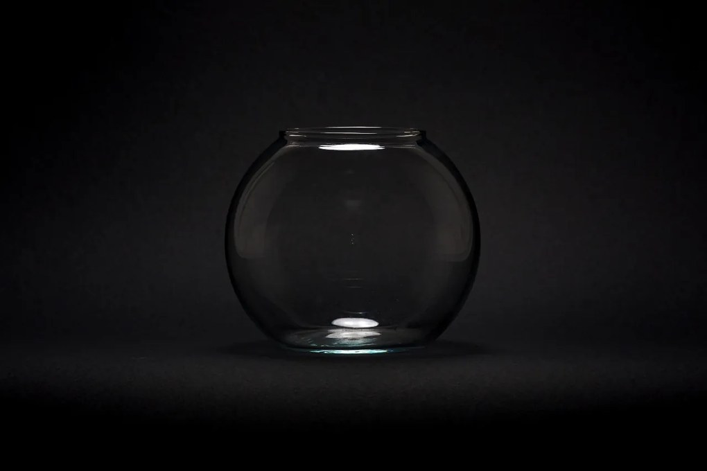 Skleněná váza boule - silné sklo , průměr 15 cm