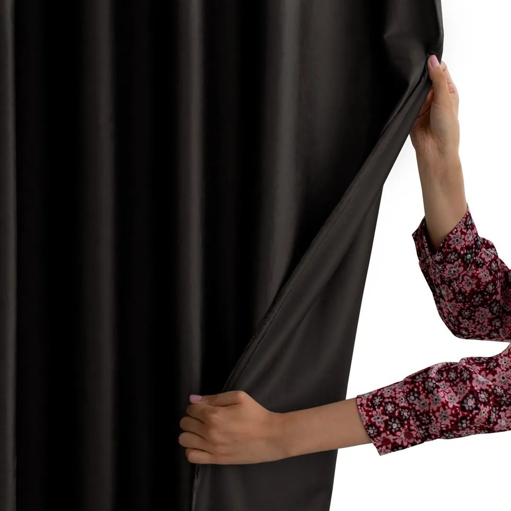 Závěs Amelia Home Velvet s průchodkami černý