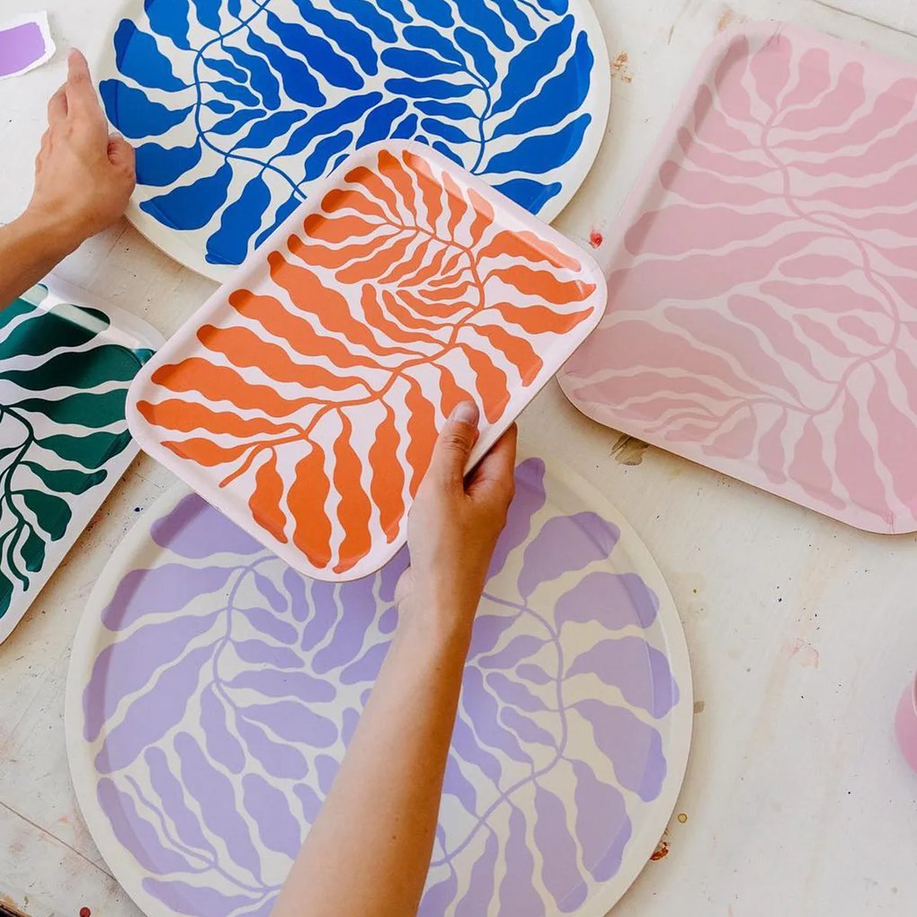 Wrap Ilustrovaný tác dřevěný Art Trays by Linnéa Andersson kulatý fialový