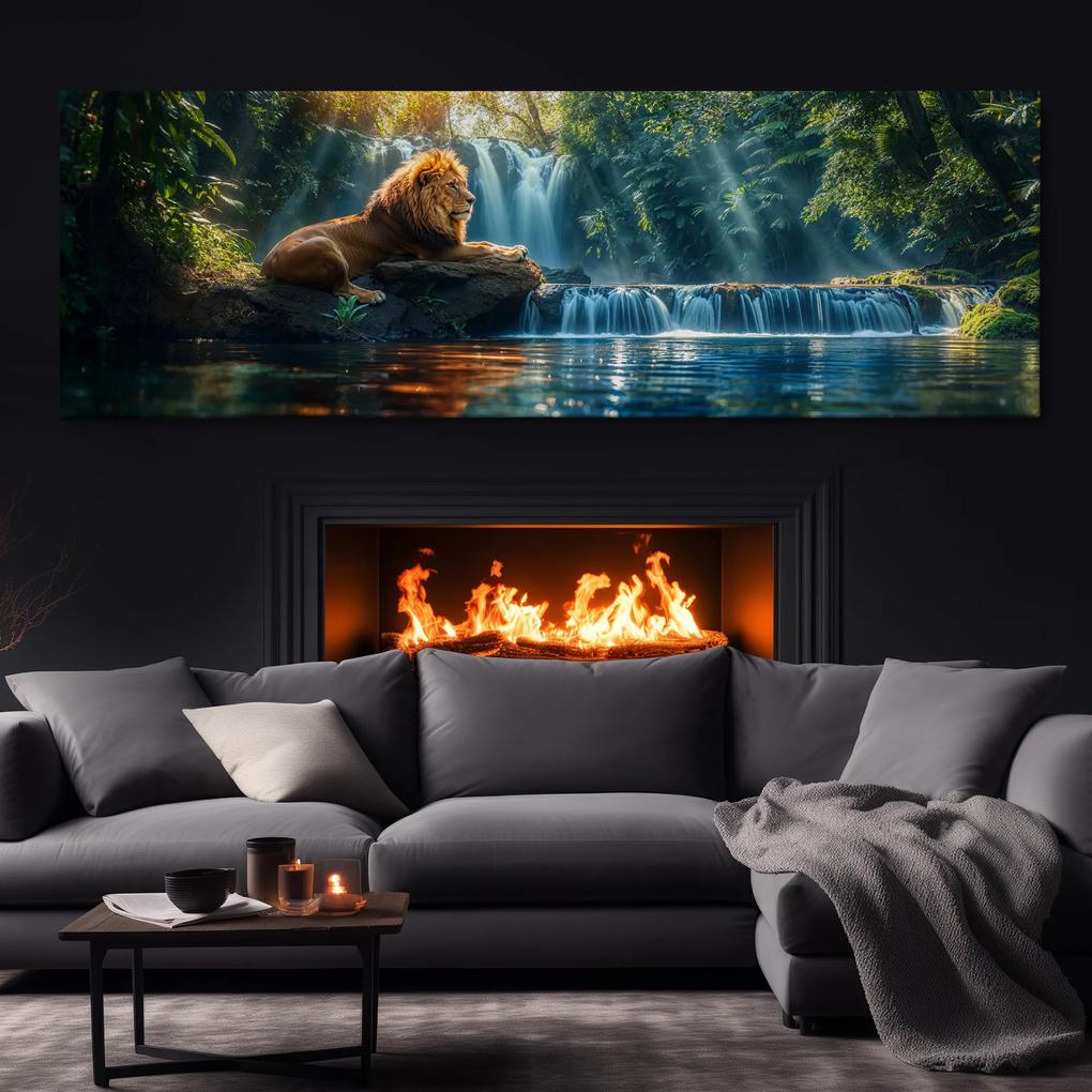 Obraz na plátně - Lev odpočívá u vodopádu v džungli FeelHappy.cz Velikost obrazu: 180 x 60 cm