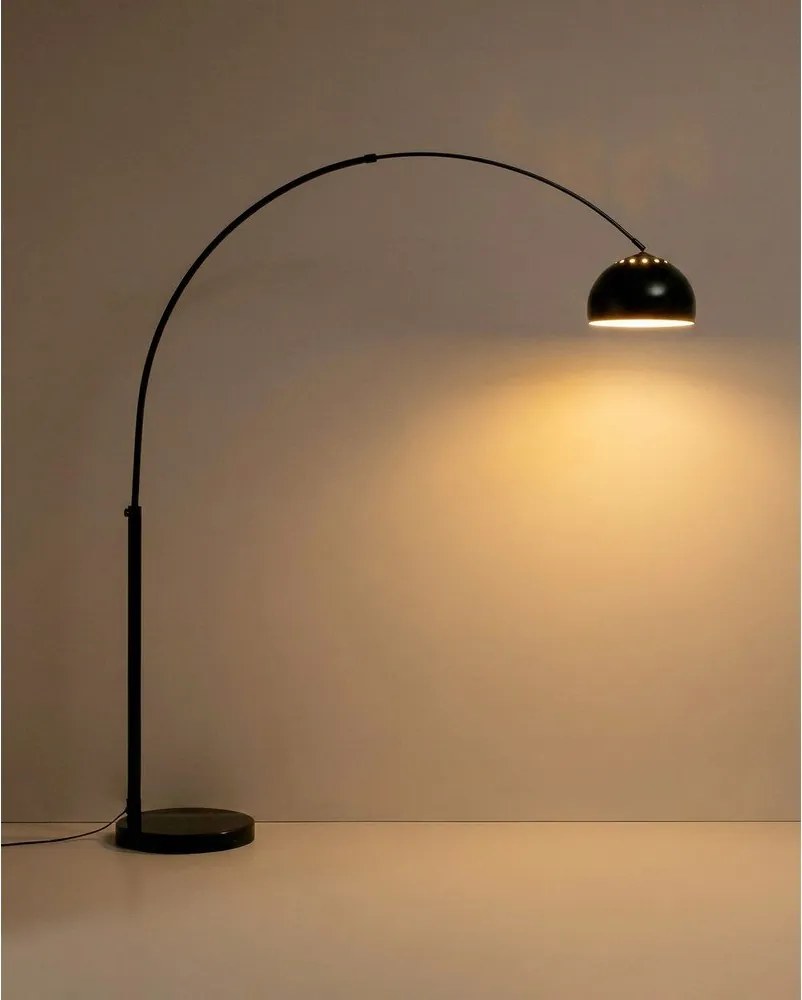 Černá stojací lampa s kovovým stínidlem (výška 160 cm) Madali – Kave Home