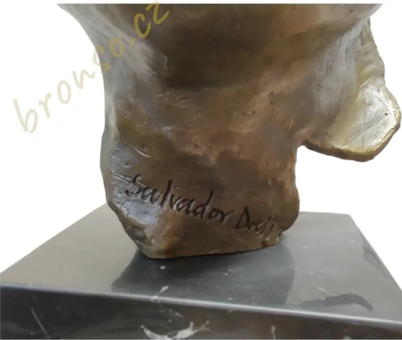 Tvář - Salvador Dalí - bronzová socha   (Abstraktní bronzová hlava s rukou – moderní umělecká socha na mramorovém podstavci)