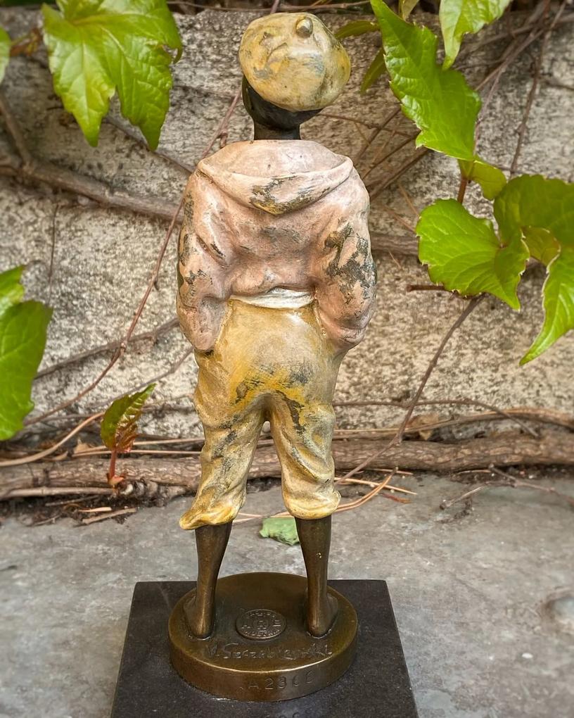 Soška bronzová socha chlapec který píská