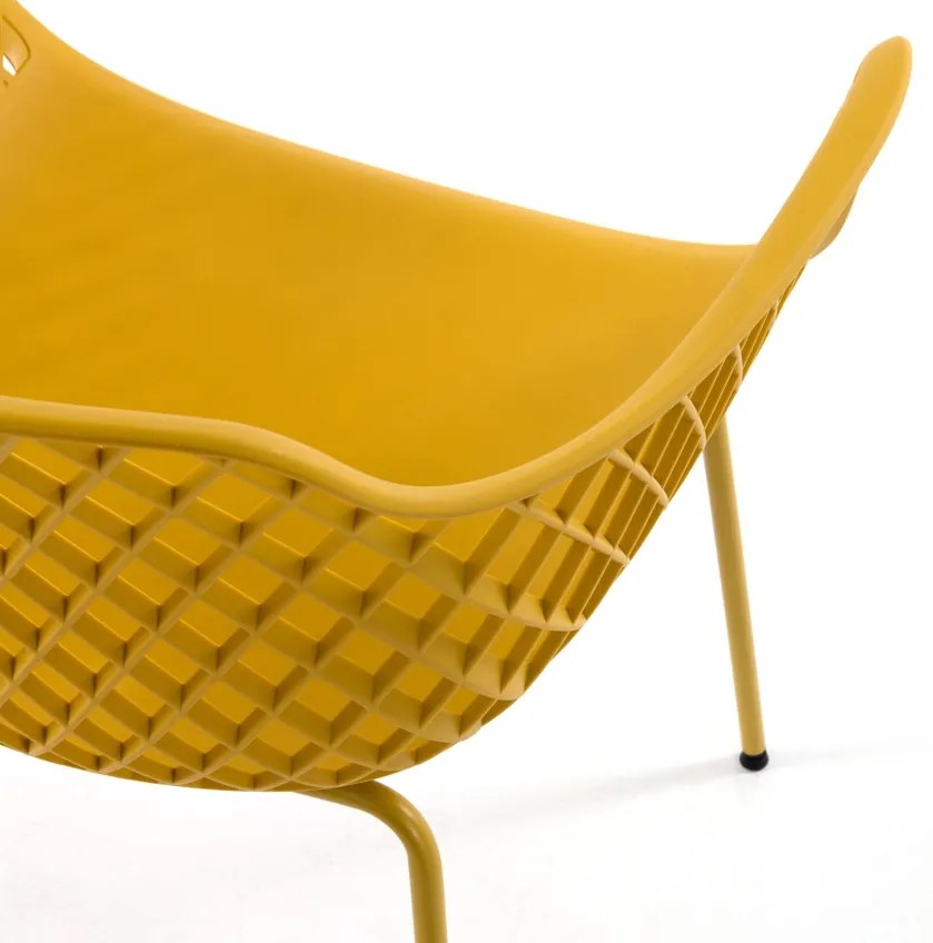OnaDnes -20% Hořčicově žlutá plastová jídelní židle Kave Home Quinn