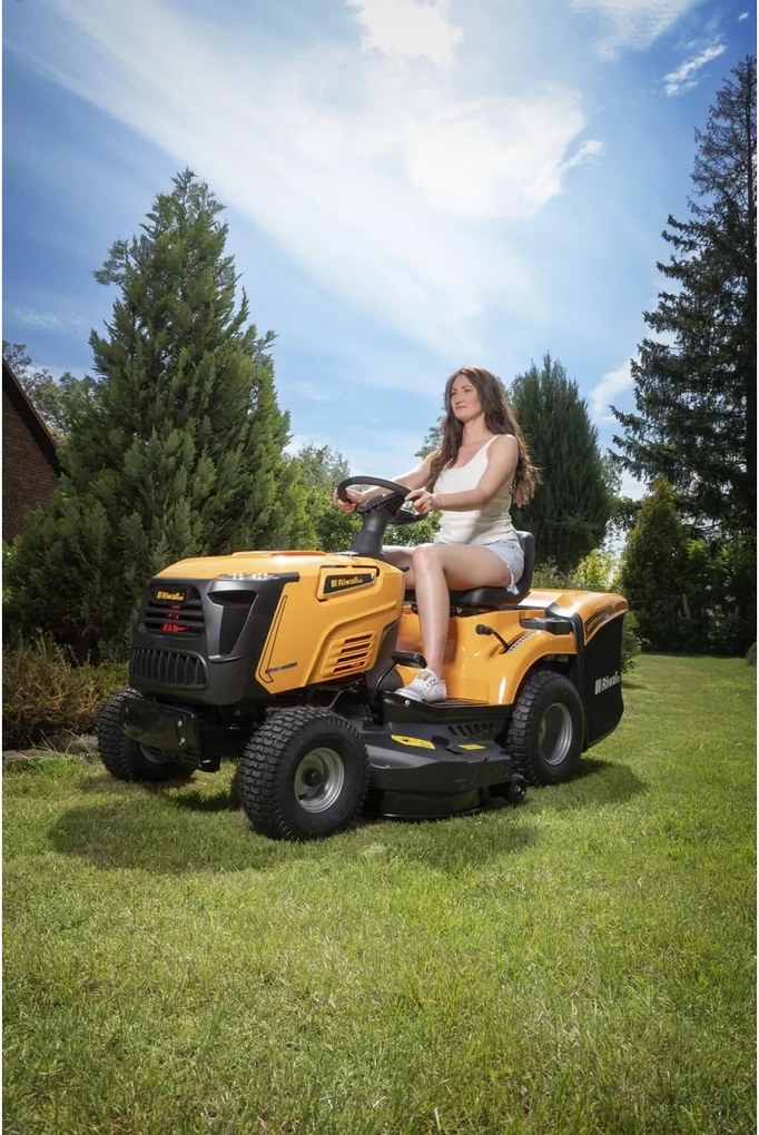Riwall PRO RLT 92 HRD travní traktor 92 cm se zadním výhozem a hydrostatickou převodovkou
