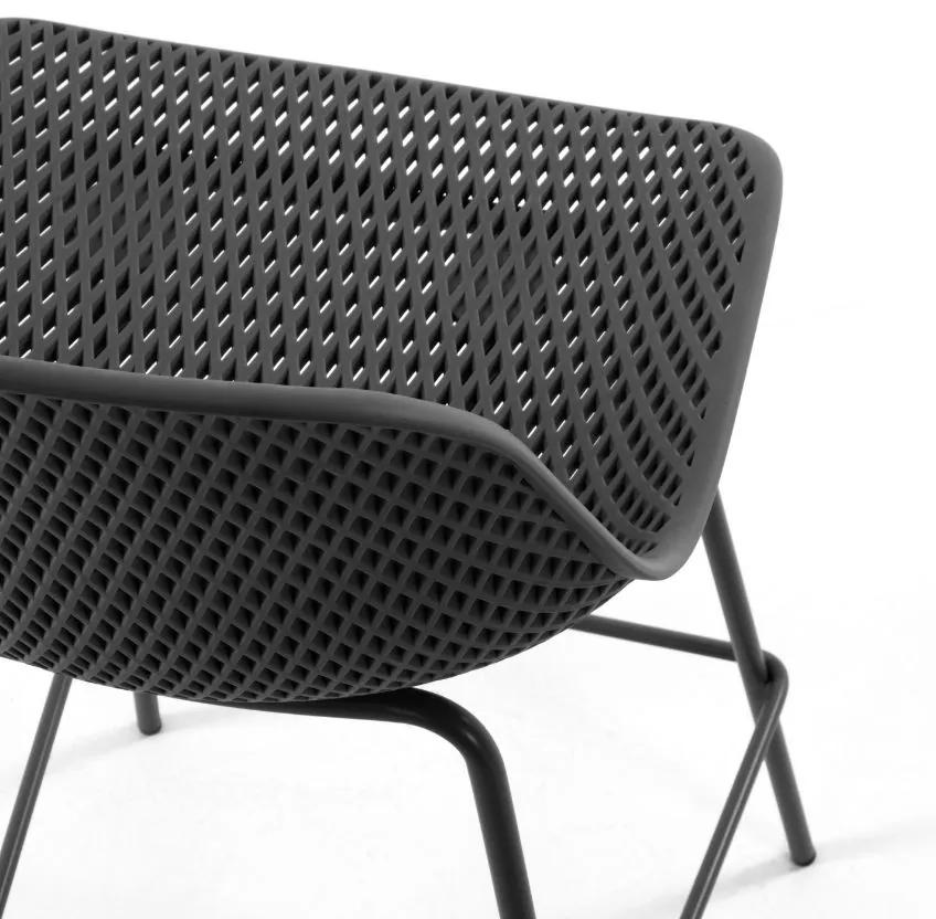 OnaDnes -20% Tmavě šedá plastová barová židle Kave Home Quinby 65 cm