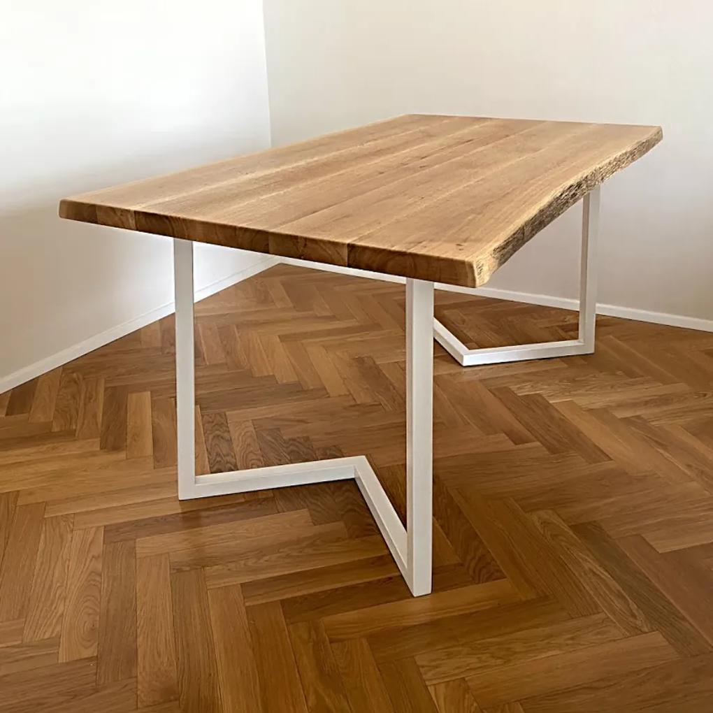 KULHÁNEK Jídelní stůl s rustikální hranou a kovovou podnoží "V" Velikost desky: individuální, Odstín podnože: černá - RAL 9005