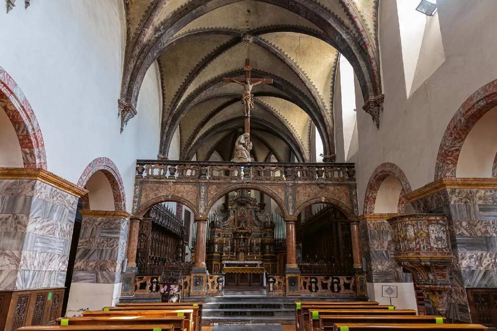 DIMEX | Samolepicí vliesová fototapeta na zeď Kostel Sant'Orso MA-5-0891 | 375 x 250 cm | bílá, hnědá, šedá
