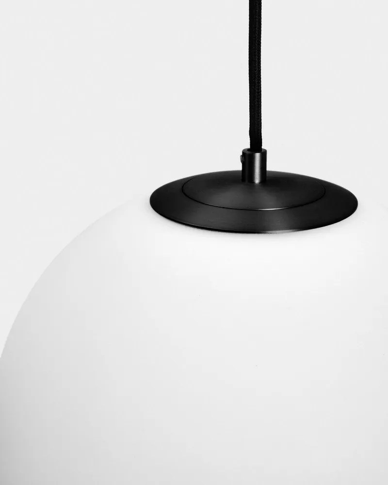 Bílé/černé kovové závěsné svítidlo se skleněným stínidlem ø 30 cm Brisia – Kave Home