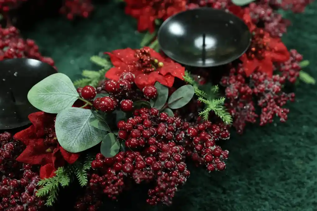 Červený adventní věnec s vánočními růžemi 50cm | BIANO