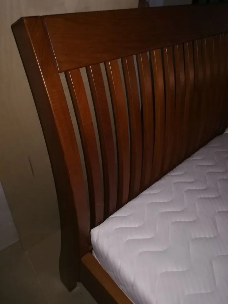 Dubová postel s prohnutým čelem