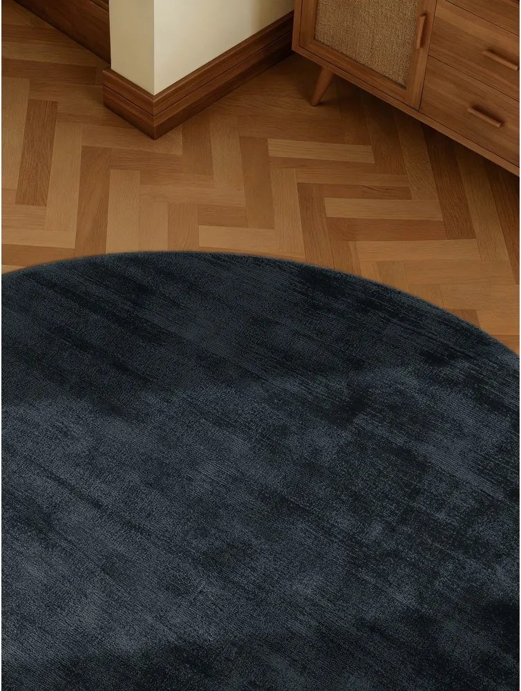 Černý ručně tkaný kulatý koberec z viskózy ø 120 cm Noemi – Vikosa