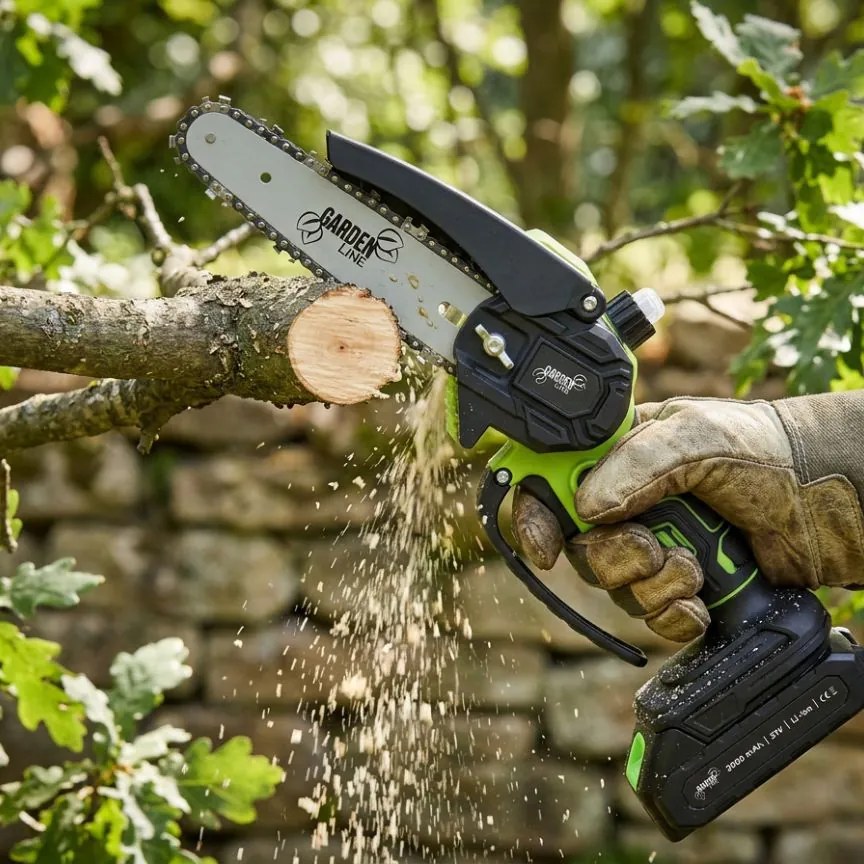 Akumulátorová řetězová pila - dvě baterie, nabíječka, přepravní kufřík