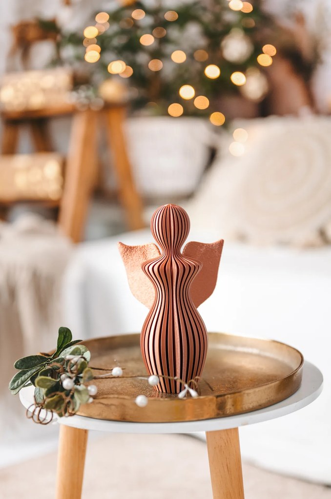 ANDĚL CARO - Designová soška ve tvaru anděla, s jemným vzorem, měděná