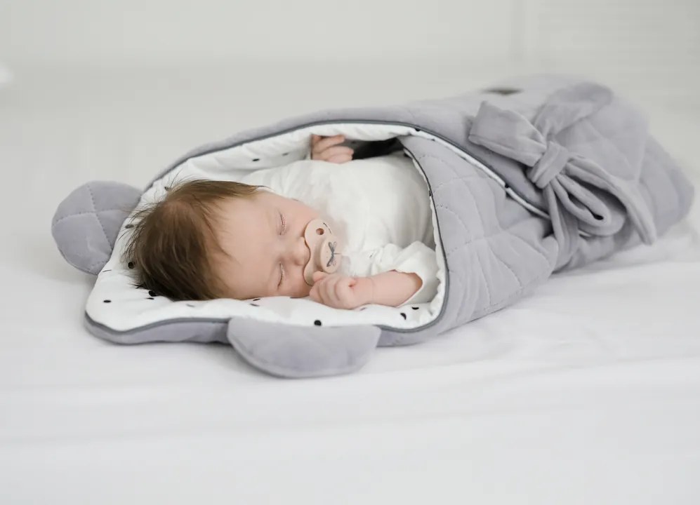 Sleepee Sametová zavinovačka ROYAL BABY pro miminko zelená
