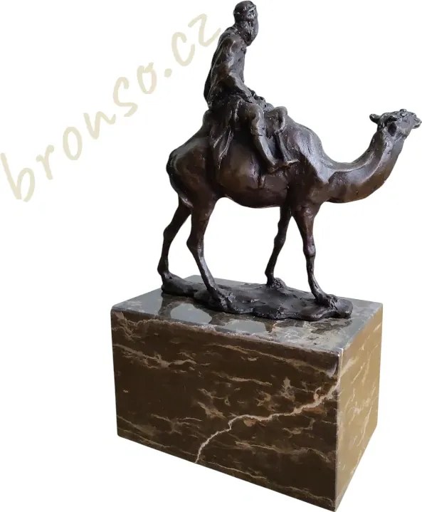 Bronzová socha beduína na velbloudovi – signováno Carvin, pravý bronz na mramoru