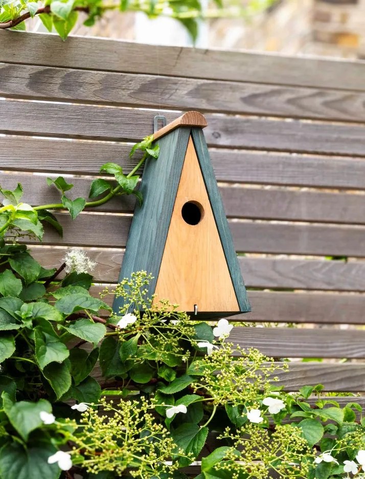 Dřevěná ptačí budka Pitched Roof Bird House Garden Trading