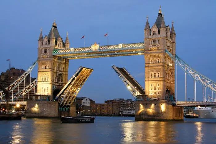 Vliesová fototapeta Dimex Tower Bridge XL-107 330x220 cm