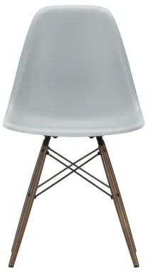Eames Plastic Chair DSW tmavě lakovaný javor šedá černé na koberec Vitra