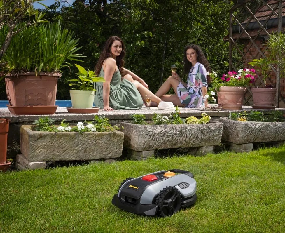 Riwall PRO RRM 500 APP - robotická akumulátorová sekačka 500 m2 s možností ovládání přes WiFi nebo Bluetooth