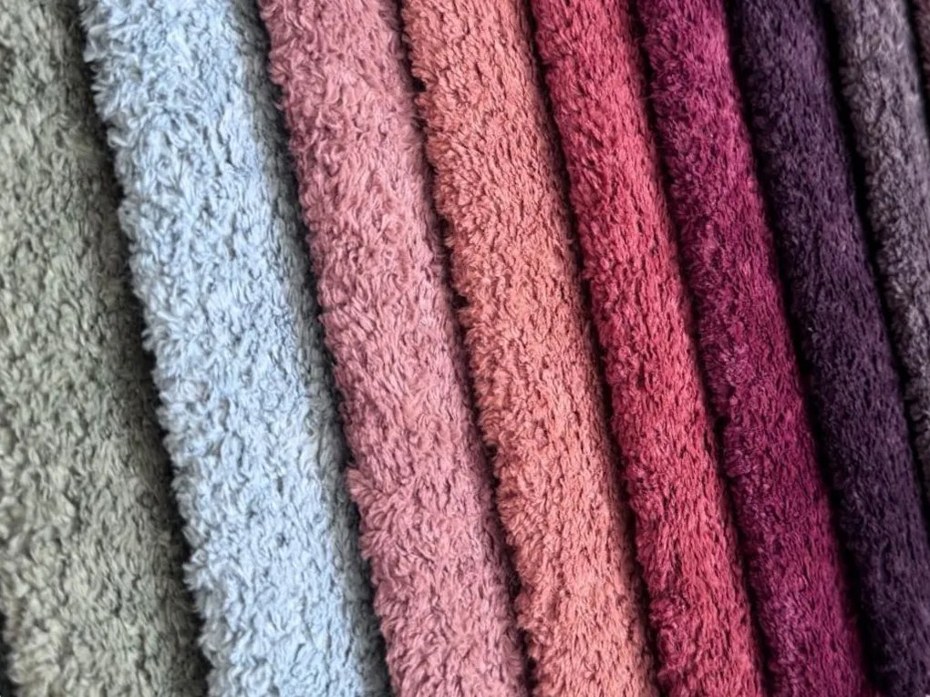 Rovný čalouněný panel na zeď PLYŠ se zaoblenými rohy Zvolte barvu: Vínová, Zvolte rozměr: 30x100 cm, Uchycení na zeď: Bez uchycení (možnost použití lepidla)