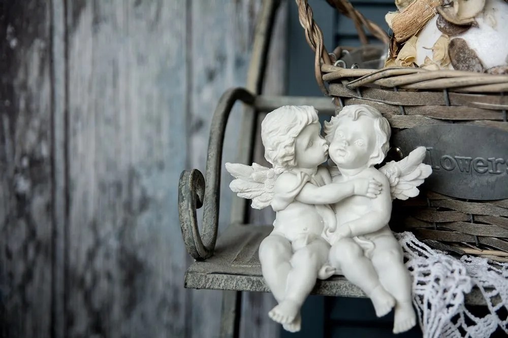 Samolepící fototapeta sošky andílků na lavičce - 150x100 cm