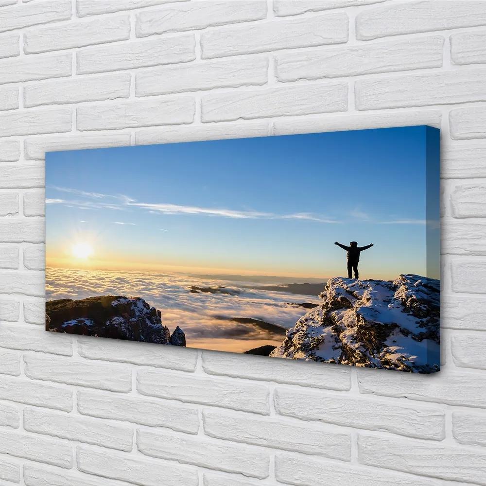 Obrazy na plátně Mountain muž mraky východ 120x60 cm