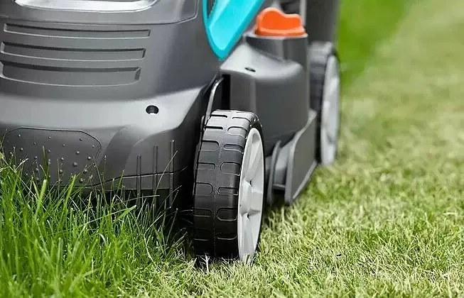 Akumulátorová sekačka Gardena PowerMax 32/36V P4A / 30 l / 71 dB(A) / do 200 m² / výška sečení 2 - 6 cm / tyrkysová/černá