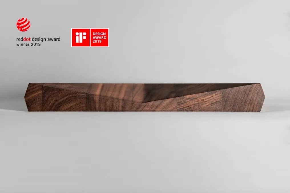 UBRD designové krájecí desky Dřevěné kuchyňské prkénko UBRD Vlajka "L", 40 x 25 x 3 cm