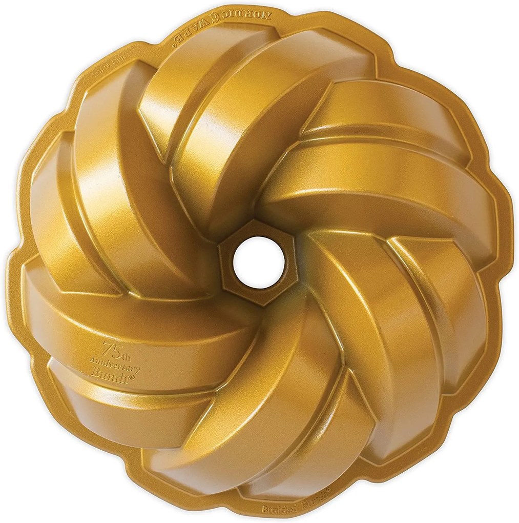 Nordic Ware Hliníková forma na bábovku Braided zlatá 2,84 l, zlatá barva, kov