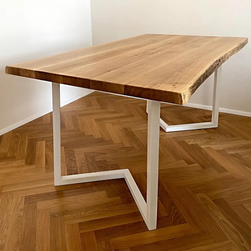KULHÁNEK Jídelní stůl s rustikální hranou a kovovou podnoží "V" Velikost desky: individuální, Odstín podnože: antracit - RAL 7016