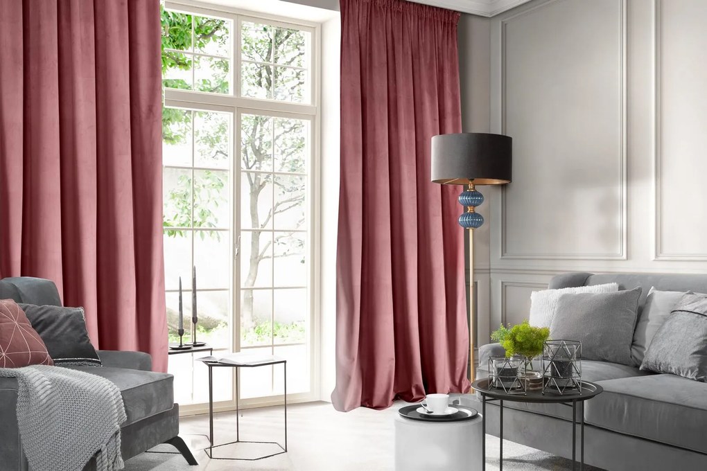 ZATEMŇOVACÍ ZÁVĚS NA PÁSCE ROSA 140X270 CM TMAVĚŘŮŽOVÁ